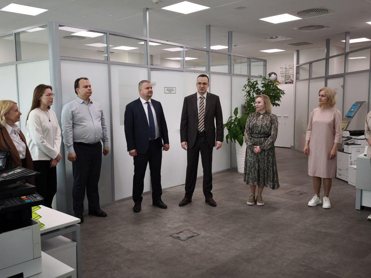 Юрий Потанин и Дмитрий Ионин по центру фотографии.
