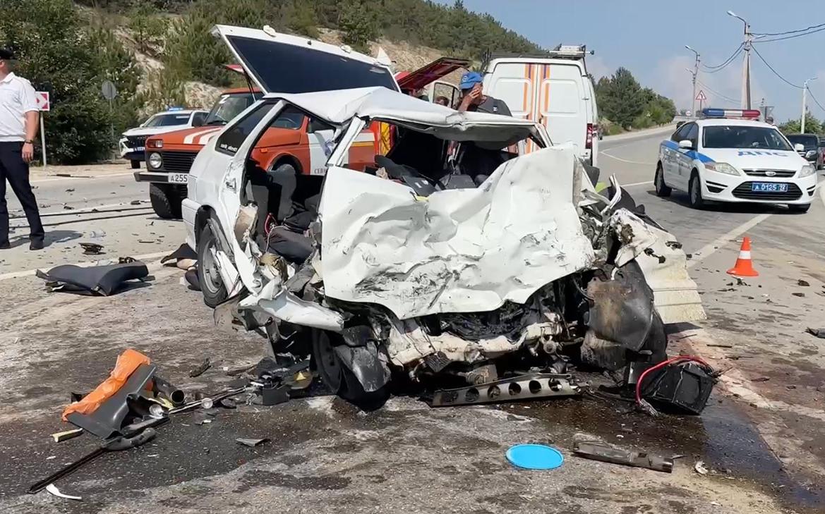 В столкновении Lada и Mercedes в Севастополе погибли пять девушек