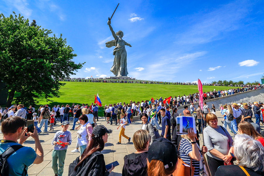 Волгоград, гуляния возле монумента «Родина-мать зовет!».