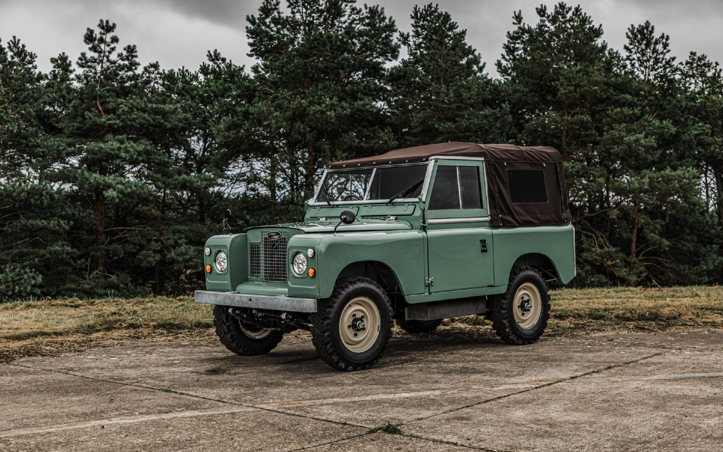 Классический Land Rover 60-летней давности превратили в электрокар ...
